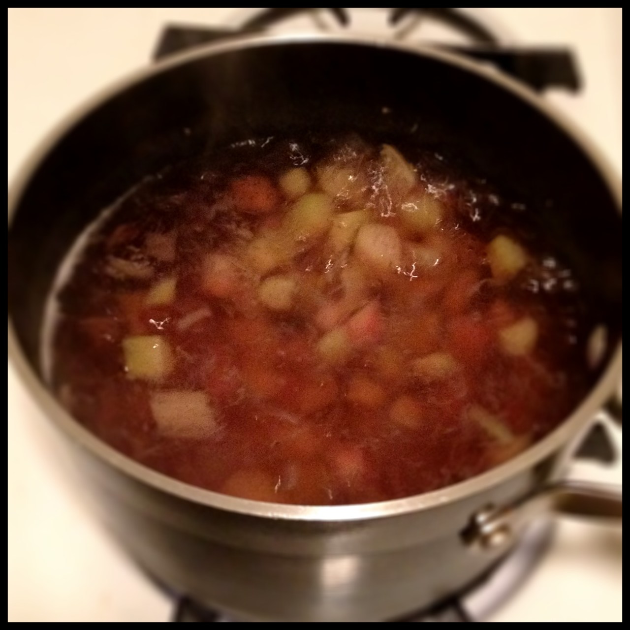 A Valentine’s Day Strawberry Rhubarb Sparkling Cocktail | THE KEY OF KELS